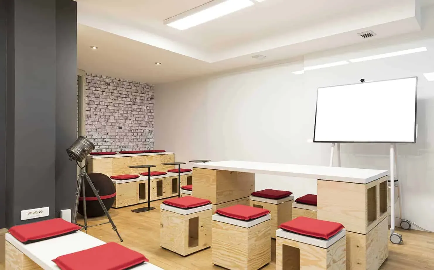 Unique Innovative Room With Modular Wooden Seating for Engaging ...